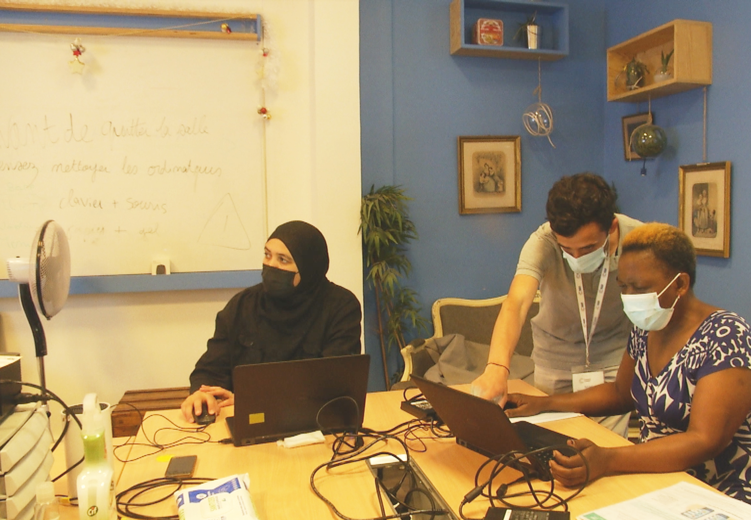 Emmaüs Connect 1 Français Sur 5 Souffre De Fracture Numérique